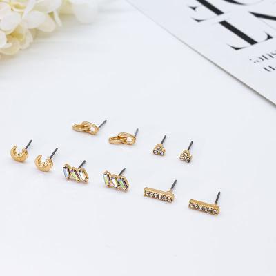 中国 幾何学の月の耳は金を光沢があるジルコンのセット1組あたりの5組散りばめる 販売のため