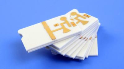 Cina I laminati Rogers IsoClad 933 sono compositi costituiti da fibra di vetro non tessuta e PTFE, progettati per l'uso come substrati per PCB in vendita