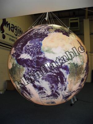 Cina Modello gonfiabile del globo variopinto della neve per la visualizzazione all'aperto o dell'interno in vendita