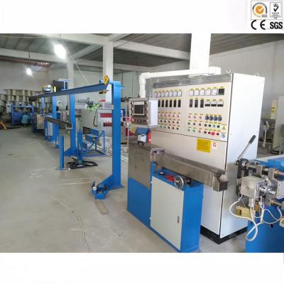 中国 精密な電気ワイヤー放出機械2つの層か色によって絶縁されるケーブルの共同放出ライン 販売のため