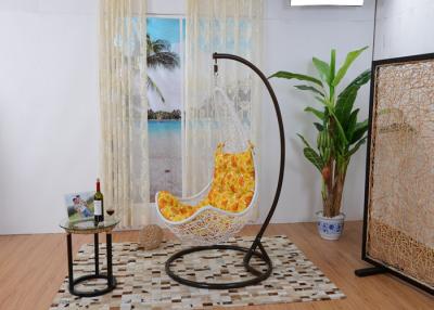 Cina Mobilia all'aperto/dell'interno della sedia d'attaccatura dell'oscillazione del rattan del PE di Mestolo-Forma del rattan con A prova di UV in vendita