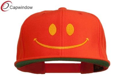 Cina Cappelli di baseball piani ricamati del bordo con il grande fronte sorridente arancio in vendita
