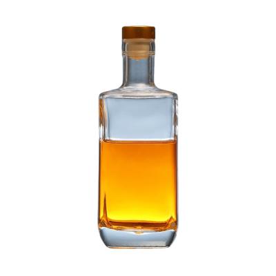 Cina 375ml 500ml 750ml Vodka Whisky Liquor Bottiglia con sughero Realizzata in materiale estremamente bianco in vendita