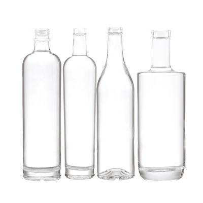 Cina Bottiglie di liquore in vetro da 750 ml Accettabile OEM/ODM per etichette metalliche Rum Whiskey Vodka in vendita