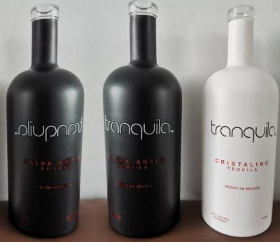 Cina 700 ml di Super Flint Glass Material Bottiglia di whisky per vodka chiara Sprits vuoti in vendita