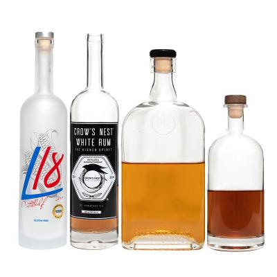 Cina Bottiglia di gin di 700 ml in vetro con design elegante e materiale in vetro Super Flint in vendita