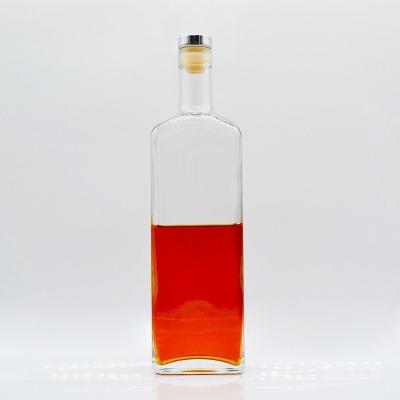Cina Materiale di vetro Super Flint 700 ml Bottiglia di vetro vuota per whisky per bevande alcoliche in vendita