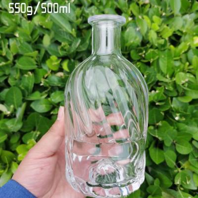Cina Bottiglie di liquore in vetro su misura quadrata per liquori Vodka Gin Rum Whisky 700 ml Cork in vendita
