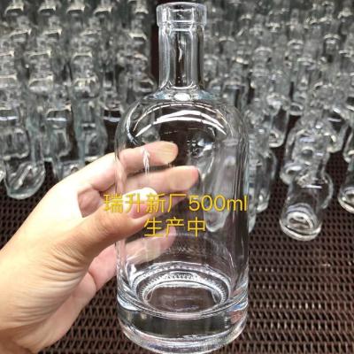 Cina Flascia di vetro incisa per vodka/brandy/whisky 500 ml 700 ml in vendita