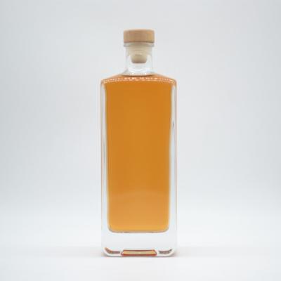 Cina Bottiglia di liquore in vetro quadrato personalizzata per alcolici Gin Tequila Vodka 750ml/700ml/500ml in vendita