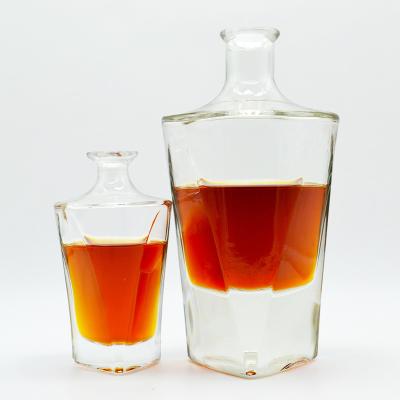 Cina Bottiglia di tequila a forma irregolare trasparente in vendita