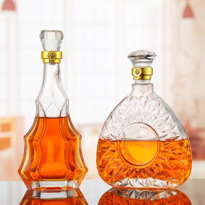 Cina 750 ml di vetro bianco di forma unica bottiglia di vino di ciliegio per liquori in Europa in vendita