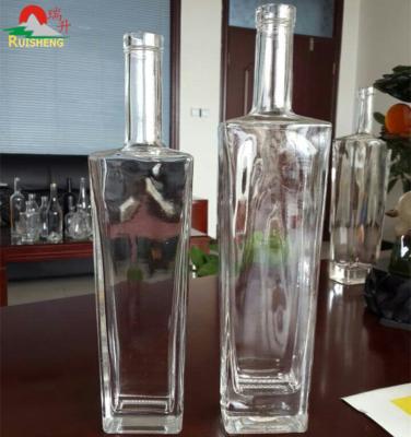 Cina 700 ml 750 ml Super Flint French Square Glass Bottle per Alcol Standard certificato SGS in vendita