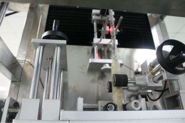 Automatic Shrink Sleeve Label Applicator machine For Bottle Water Cap Seal