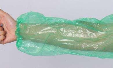 Chine Vente en gros de poliéthylène à main jetable Couverture de bras jetable en plastique bleu de 18 pouces pour cuisiner et tatouer à vendre