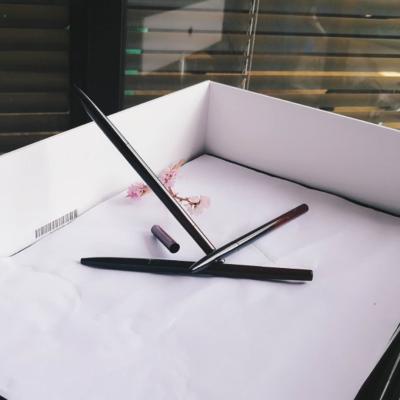 Chine Un crayon de sourcil imperméable personnalisable, un crayon de sourcil noir avec pinceau à vendre