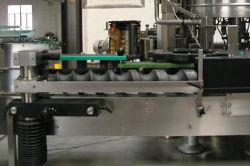Cina Lo SpA controlla l'etichettatrice dell'acqua di rifornimento del film automatico della macchina OPP per le bottiglie in vendita