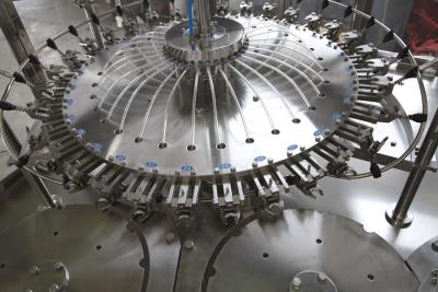 Cina Linea automatica del macchinario di materiale da otturazione dell'acqua della bottiglia dell'ANIMALE DOMESTICO di Monoblock con la vite/il cappuccio di pressatura in vendita