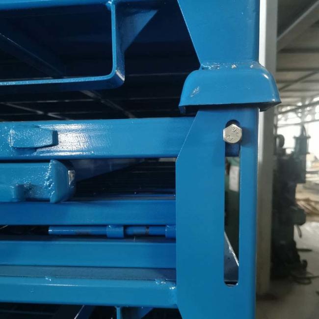 Steel pallet box with wheels for mobility
