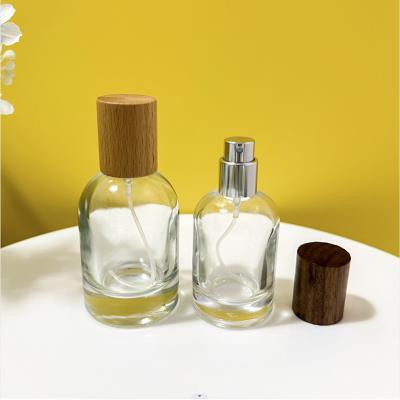 Cina Bamboo Wooden Cap Small Glass Perfume Spray Bottles 30ml 50ml 100ml in vendita