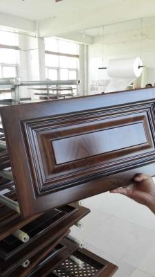 China La puerta de armario de cocina de lujo de madera sólida del nogal negro, nuez aumentó la puerta de armario de cocina en venta