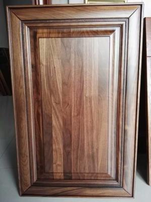 China La puerta de armario de cocina de lujo de madera sólida del nogal negro, nuez aumentó la puerta de armario de cocina en venta
