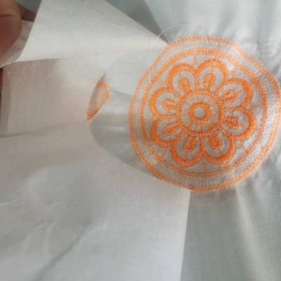 Cina Poliester/cotone non tessuto ricamo fusibile con supporto interlining non tessuto per abbigliamento in vendita