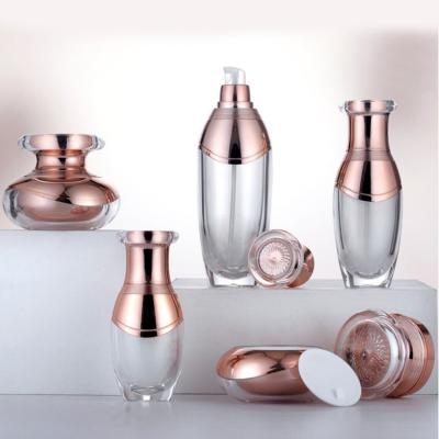 Cina Bottiglia acrilica vuota d'imballaggio cosmetica di lusso del siero dell'oro della bottiglia 30ml 100ml della pompa della lozione in vendita