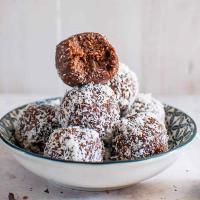 China Encrusting Date Ball Maker 220V 380V Protein Ball Making Machine for sale