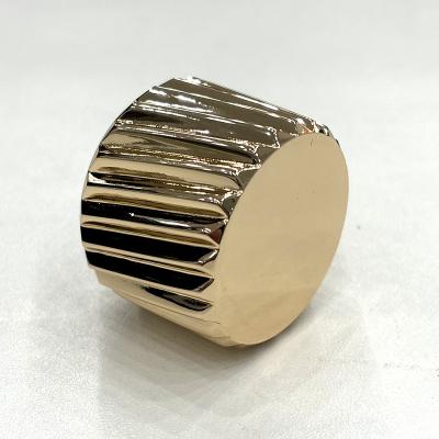 Cina ISO9004 Glossy Zamak Perfume Cover con quantità minima di ordinazione 10000pcs e più in vendita