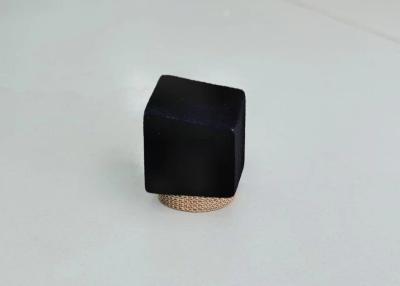 Cina Cappuccio per profumi in metallo a forma irregolare personalizzabile Zamak Cappuccio per bottiglie per profumi Copri in vendita