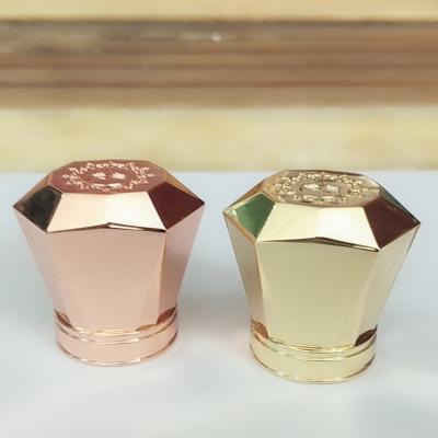 Cina I tappi di bottiglia del profumo del metallo di colore dell'oro la pressofusione che placca 118g in lega di zinco in vendita