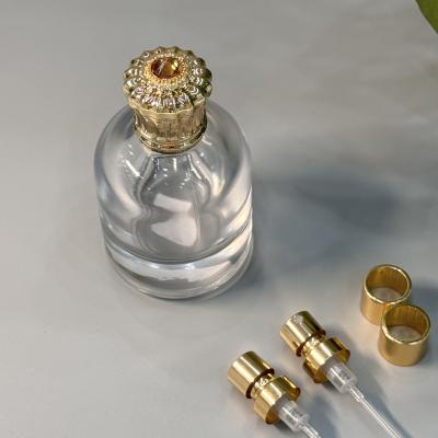 Cina Cappucci per profumi Zamak in colore oro per imballaggi profumi durevoli ed eleganti in vendita