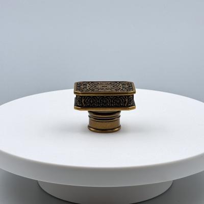 Chine Des capsules de parfum Zamak élégantes et durables en forme de T pour des emballages de parfums personnalisables et écologiques à vendre