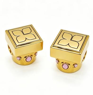 China Zinc Alloy Gold Plated Perfume Cap with Pink Crystal Accents, Clover Engraved Square Top for sale