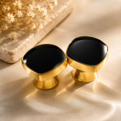 China Luxury Geometric Black Crystal Zinc Alloy Perfume Bottle Cap with Electroplated Gold Finish for sale