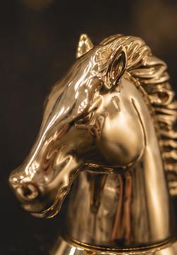 China Luxury Horsehead Zamak Perfume Cap with Polished Metal Finish and Customized Design for sale