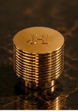 China Premium Ribbed Design Zamak Perfume Cap with Mirror Gold Finish and Customizable Branding for sale