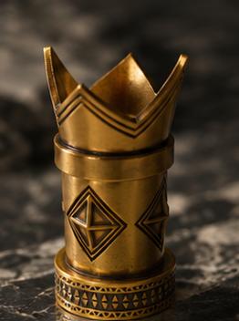 China Antique Gold Crown-Shaped Zamak Perfume Cap with Tribal Engraved Details for Luxury Fragrance Packaging for sale