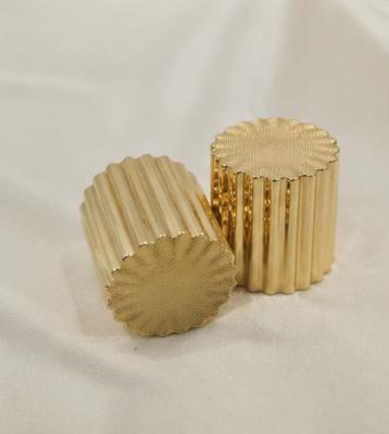 China Luxury Gold Finish Zinc Alloy Perfume Cap with Fluted Cylinder and Textured Top for sale