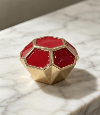China Premium Faceted Hexagonal Zamak Perfume Cap with Red Enamel and Corrosion Resistant Finish for sale