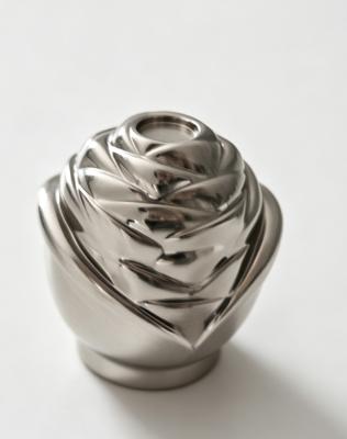 China Rosebud Sculpted Zamak Perfume Cap (Silver & Black) for sale