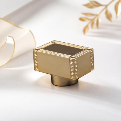 China Rectangle Design Zamak Perfume Cap with Gold Electroplating for Customizable Luxury Perfume Bottles for sale