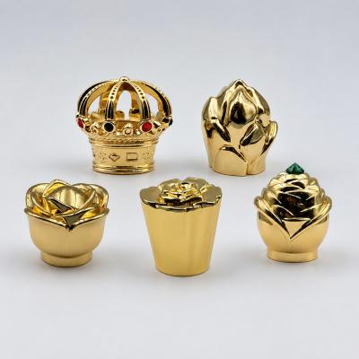 China Wholesale 3D Flower Crown Zinc Alloy Perfume Cap Gold Gem Stone Inlay Decorative Perfume Bottle Closure Custom Logo For Oud Fragrance for sale