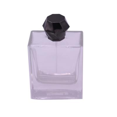 China Cubierta modificada para requisitos particulares de los casquillos del perfume de Zamak de la aleación del cinc de Zamac/de la botella de perfume en venta