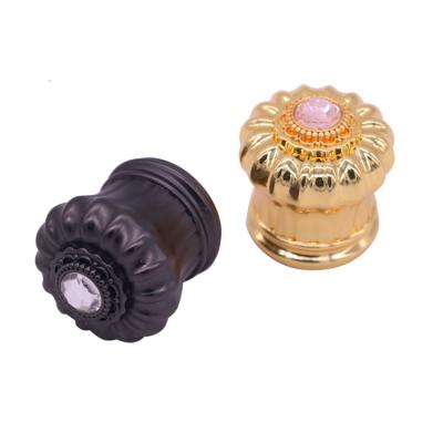Cina Progettazione magnetica in lega di zinco di brevetto del cappuccio del profumo del diamante per le bottiglie di profumo vuote in vendita