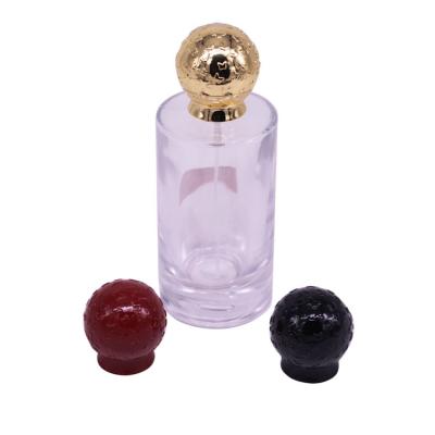 Chine Capsule de luxe de parfum en métal d'or de chapeau en alliage de zinc rouge noir de parfum à vendre