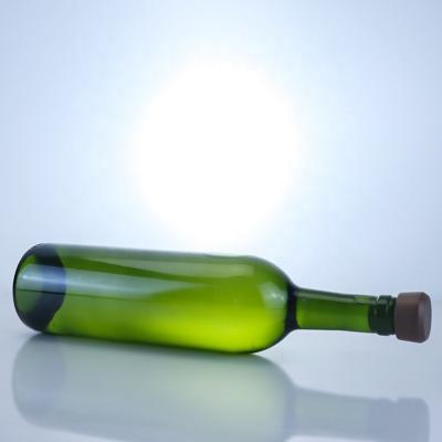 Cina 700 ml bottiglia di vetro verde antico per liquori rum gin olio e birra materiale di base vetro in vendita