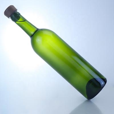 Cina 700 ml bottiglia di vetro verde antico per liquori rum gin olio e birra materiale di base vetro in vendita