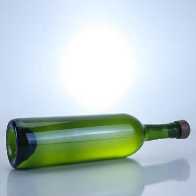 Cina 700 ml bottiglia di vetro verde antico per liquori rum gin olio e birra materiale di base vetro in vendita